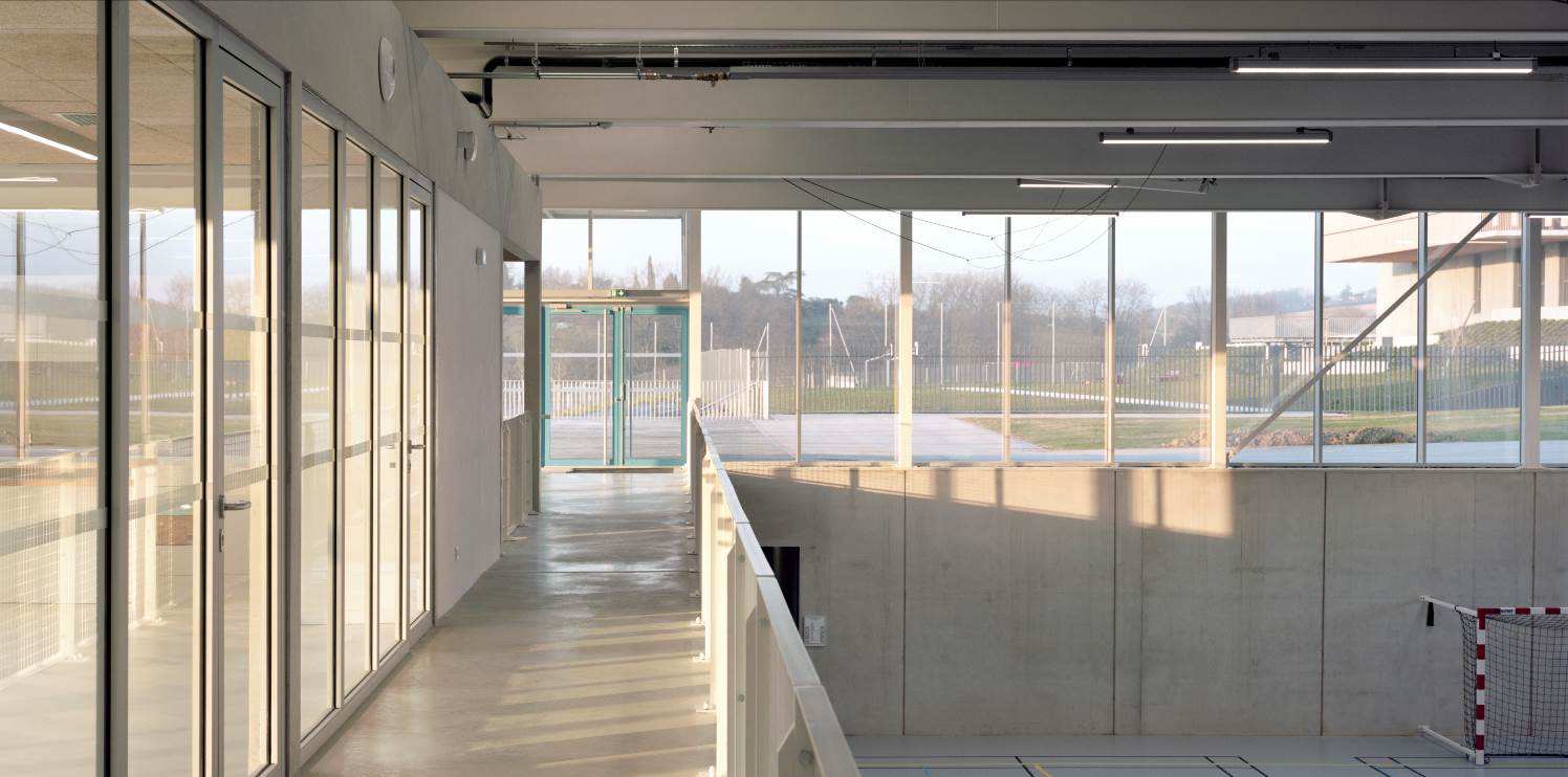 Technal : jouer à l'extérieur dans une boîte d'aluminium (murs-rideaux ...